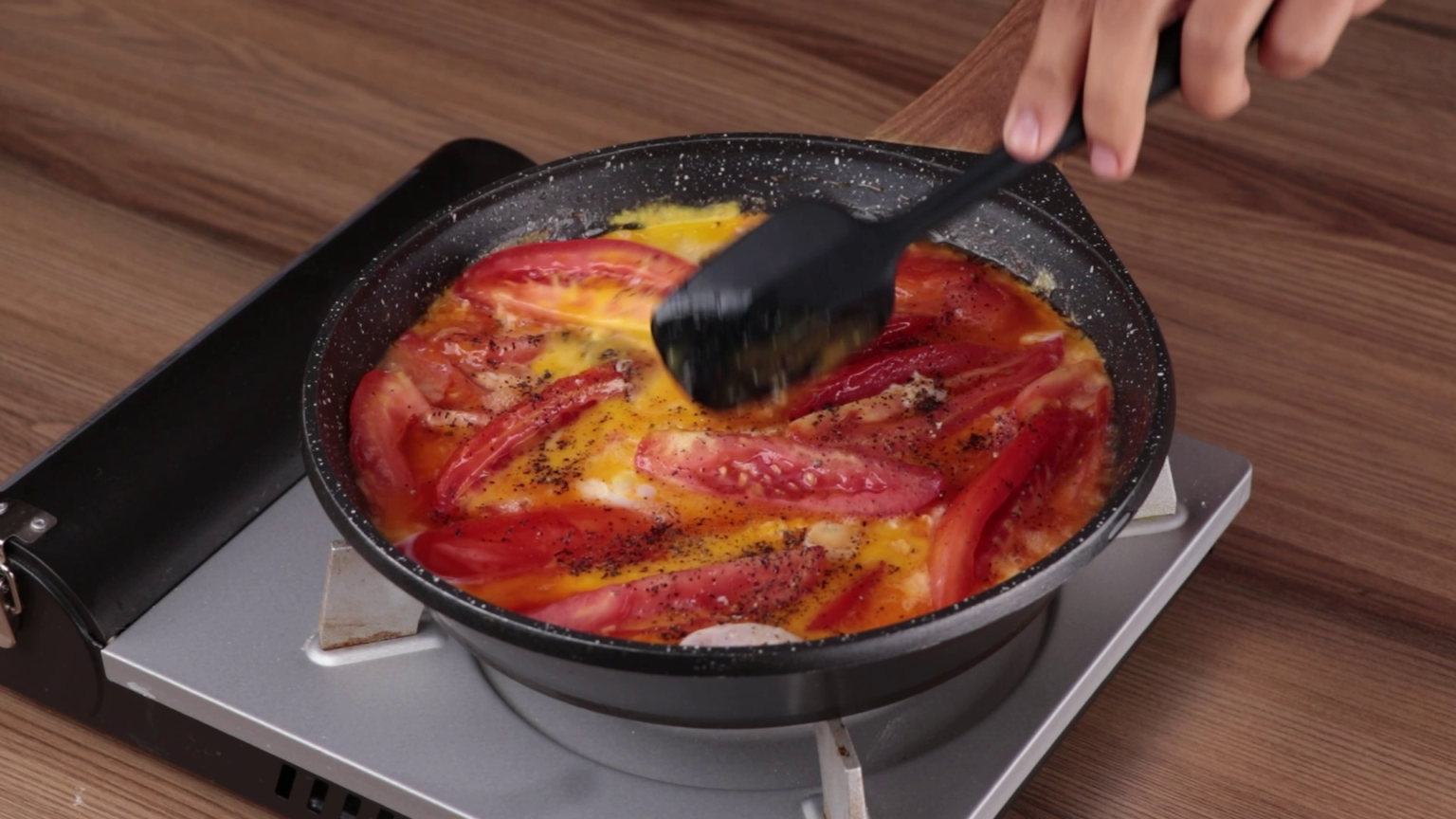 Ovos mexidos com tomate e queijo muçarela - SuperGostoso